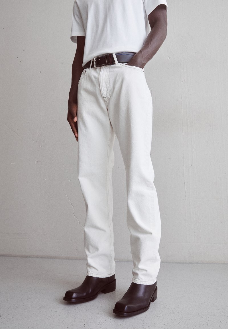 J.LINDEBERG JOHNNY LOOSE JEANS - Vaqueros boyfriend - white/denim de ...