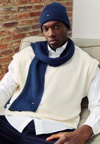 Tommy Hilfiger FLAG BEANIE SCARF UNISEX SET - Schal - blue/blau - Zalando.at