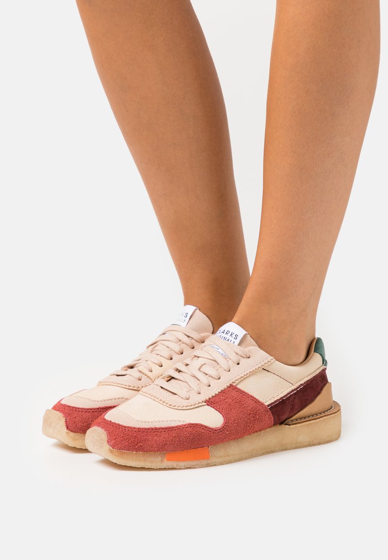 Clarks Originals TORRUN - Zapatillas - dark pink combi/multicolor ...