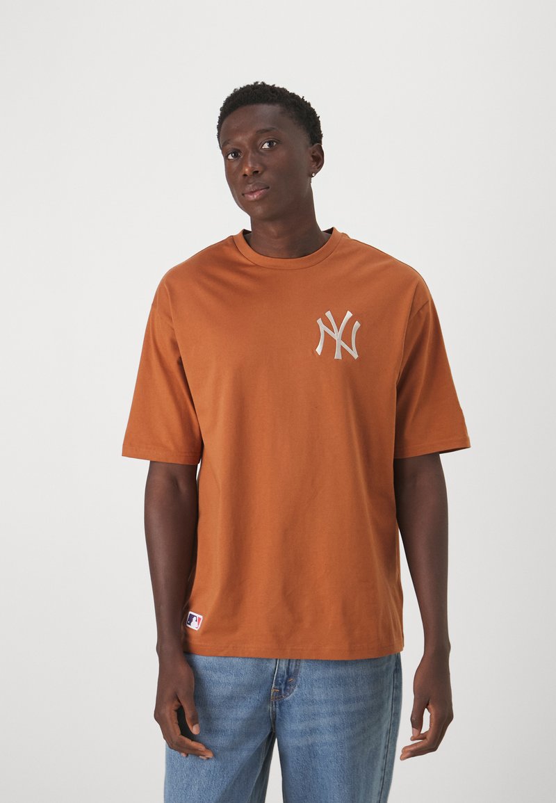 New Era NEW YORK YANKEES LEAGUE ESSENTIALS TEE - Klubové oblečenie ...