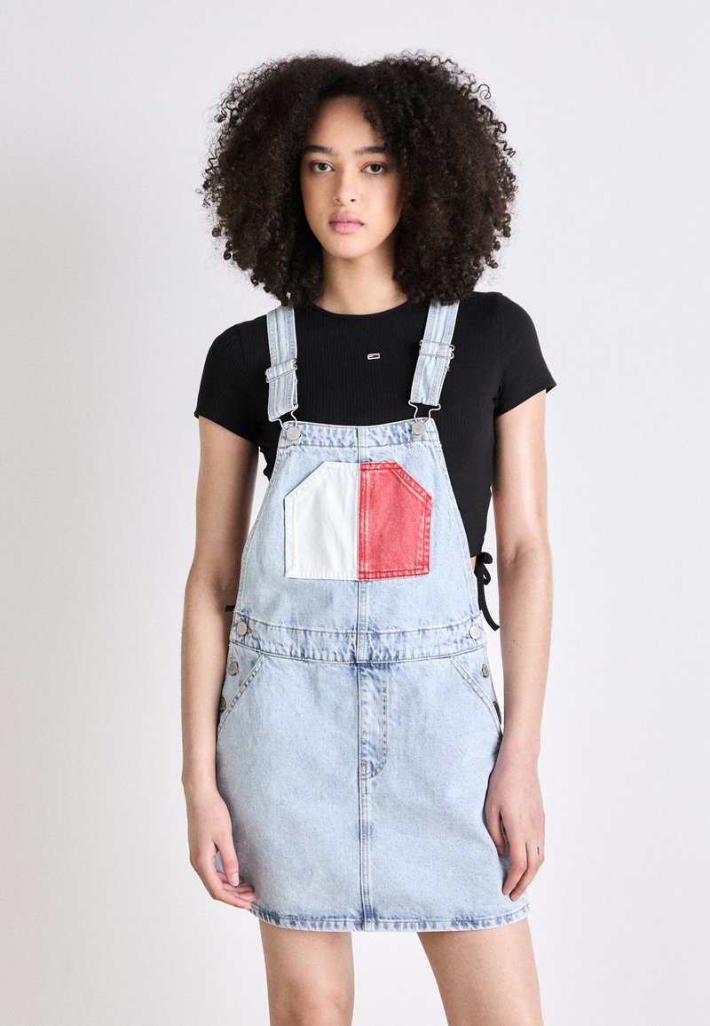 Tommy Jeans DUNGAREE DRESS FLAG - Denimové šaty - denim light ...