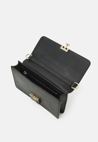 Tommy Hilfiger PUSHLOCK SMALL CROSSOVER - Umhängetasche - black/schwarz ...