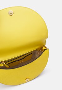 kate spade new york LEMON DROP WICKER 3D CROSSBODY - Handtasche ...