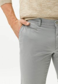 BRAX STYLE FABIO IN - Chino - silver/zilverkleurig - Zalando.nl
