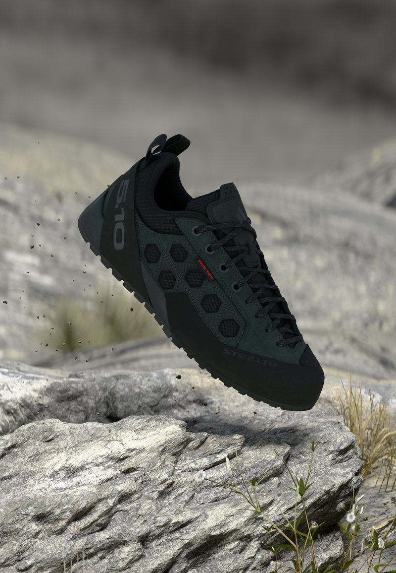 Five Ten GUIDETENNIE - Zapatillas de senderismo - core black/carbon ...