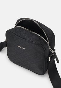 GANT G-PATTERN CROSSBODY BAG UNISEX - Umhängetasche - ebony black ...