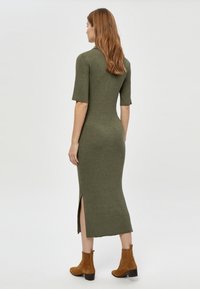 Minus MIFAY KNIT DRESS - Strickkleid - green field melange/dunkelgrün ...