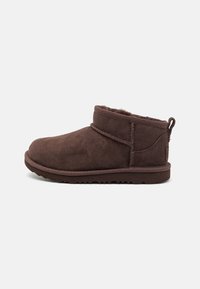 UGG CLASSIC ULTRA MINI UNISEX - Stivaletti - burnt cedar/marrone scuro ...