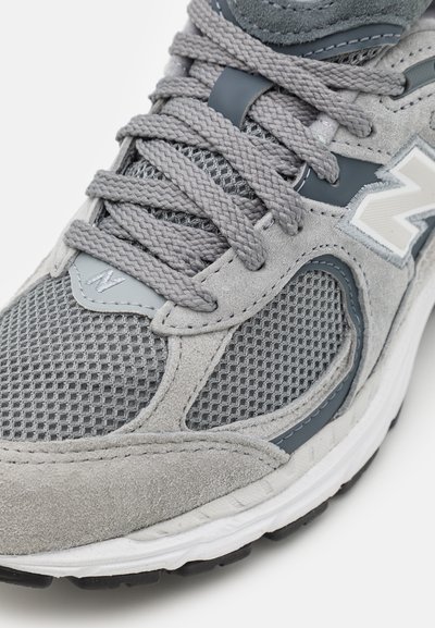 New Balance M2002 UNISEX - Baskets basses - dark grey/gris foncé ...