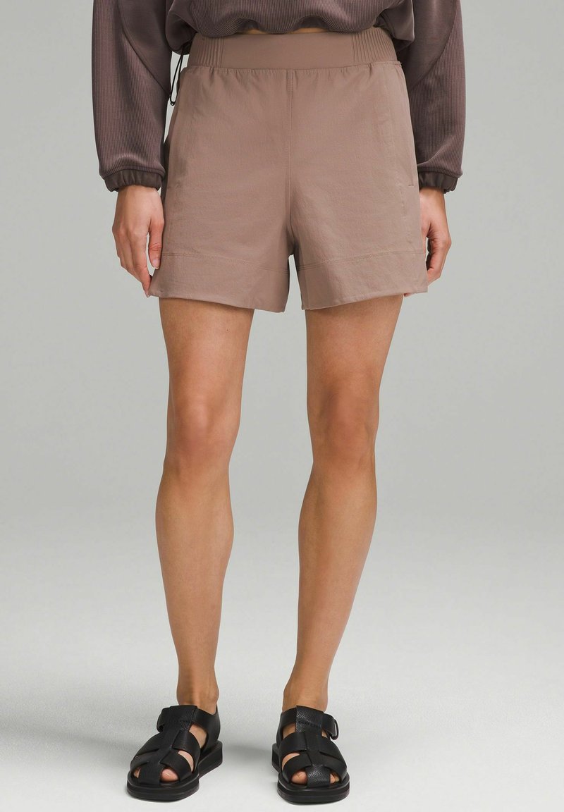 lululemon STRETCH - kurze Sporthose - taupetastic/taupe - Zalando.de