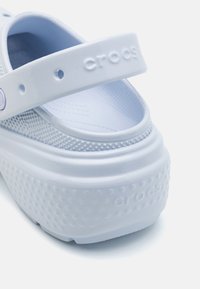 Crocs STOMP HIGH SHINE UNISEX - Sandales de bain - dreamscape/violet ...