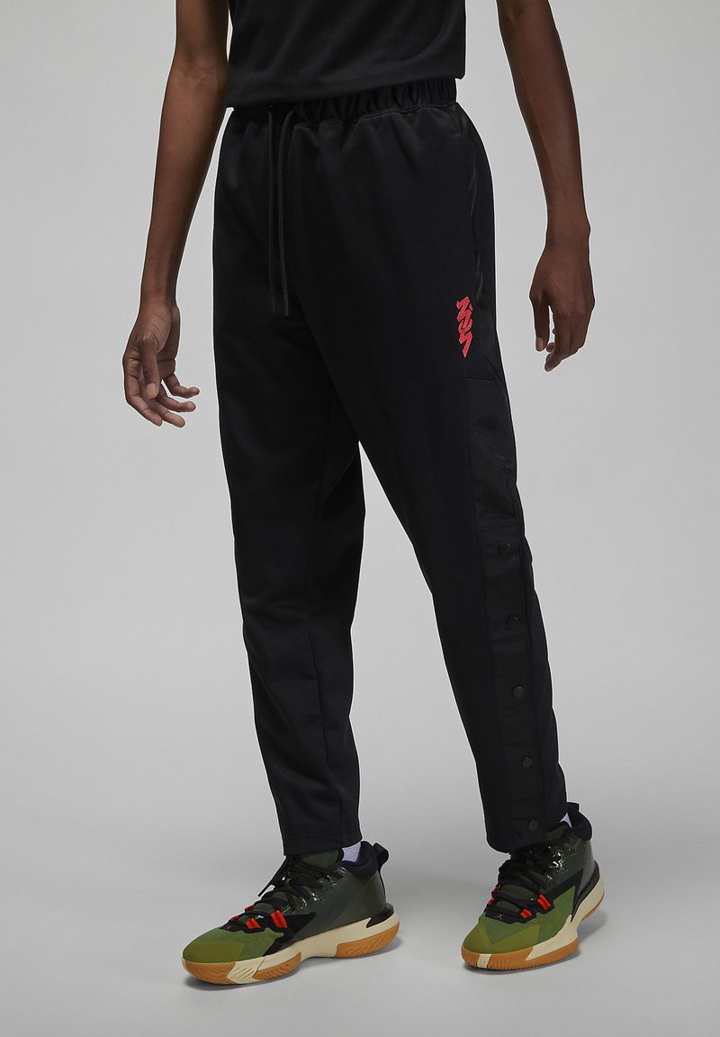 Jordan DRI-FIT ZION - Jogginghose - black siren red/schwarz - Zalando.at
