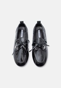 KARL LAGERFELD MARLEE - Purjetamiskingad - black/must - Zalando.ee