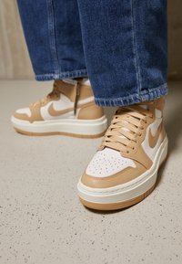 Jordan AIR JORDAN 1 ELEVATE MID - Zapatillas altas - white/desert sail ...