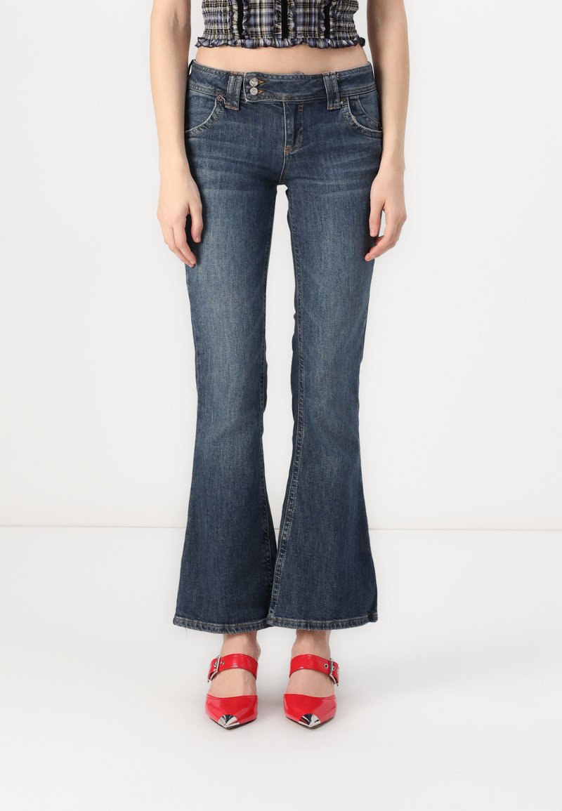 BDG Urban Outfitters BROOKE RODEO - Bootcut jeans - mid vintage/blue ...