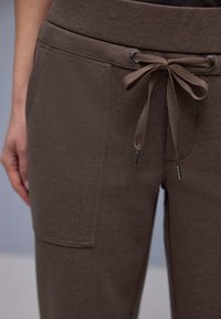 Street One Tracksuit bottoms - braun/dark brown - Zalando