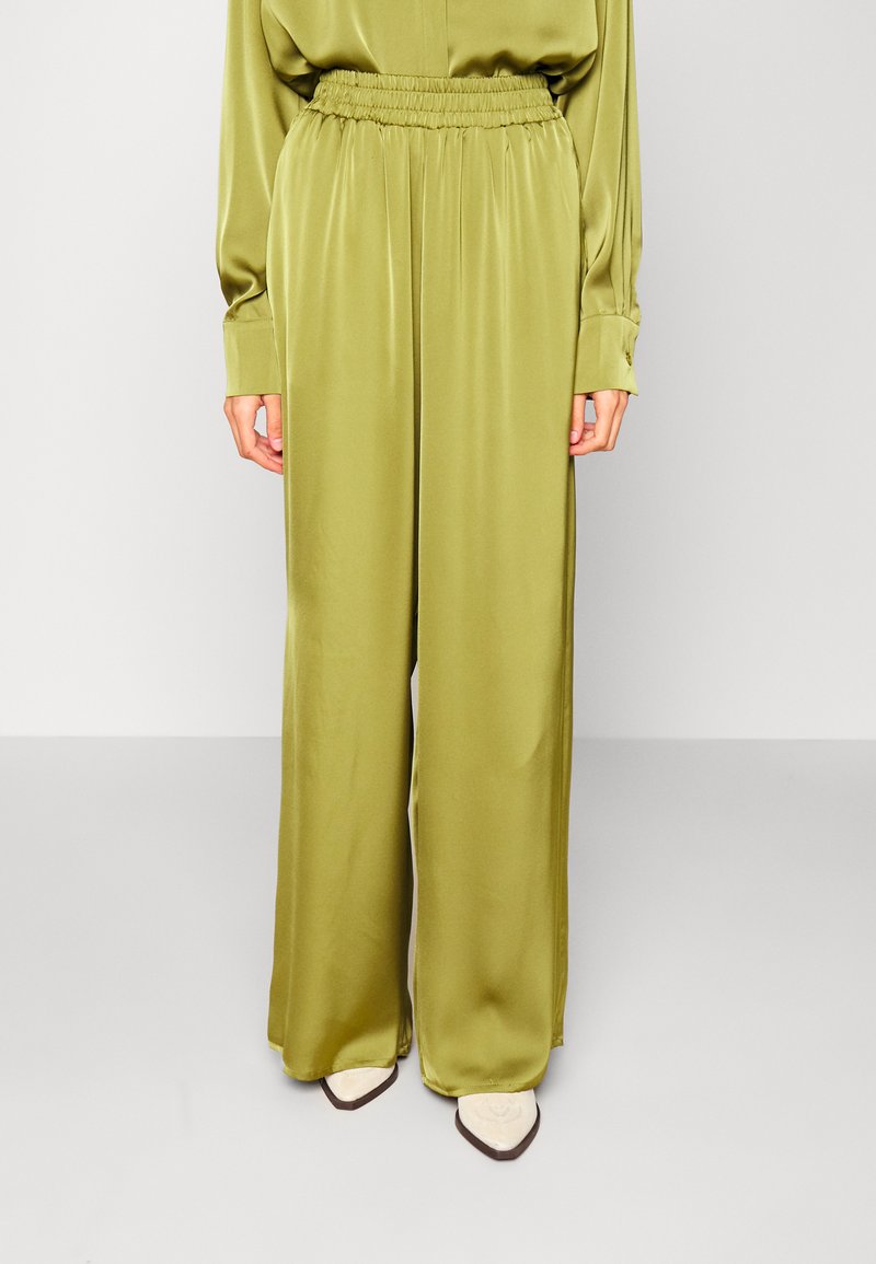 Glamorous MODEST WIDE LEG TROUSERS - Tygbyxor - fern green/mörkgrön ...