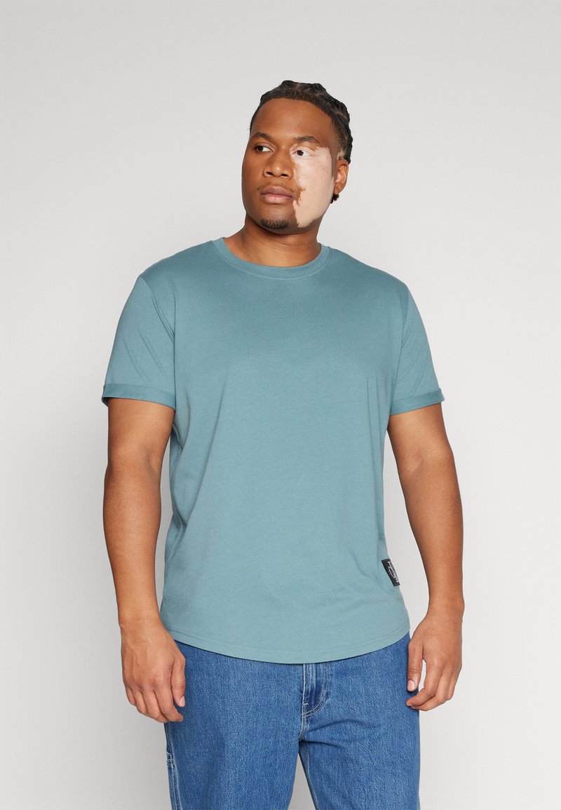 Calvin Klein Jeans Plus Plus Badge Turn Up Sleeve T Shirt Basic