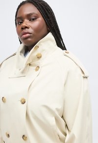 Tommy Hilfiger Curve CROP - Lichte jas - light silt/crème - Zalando.nl