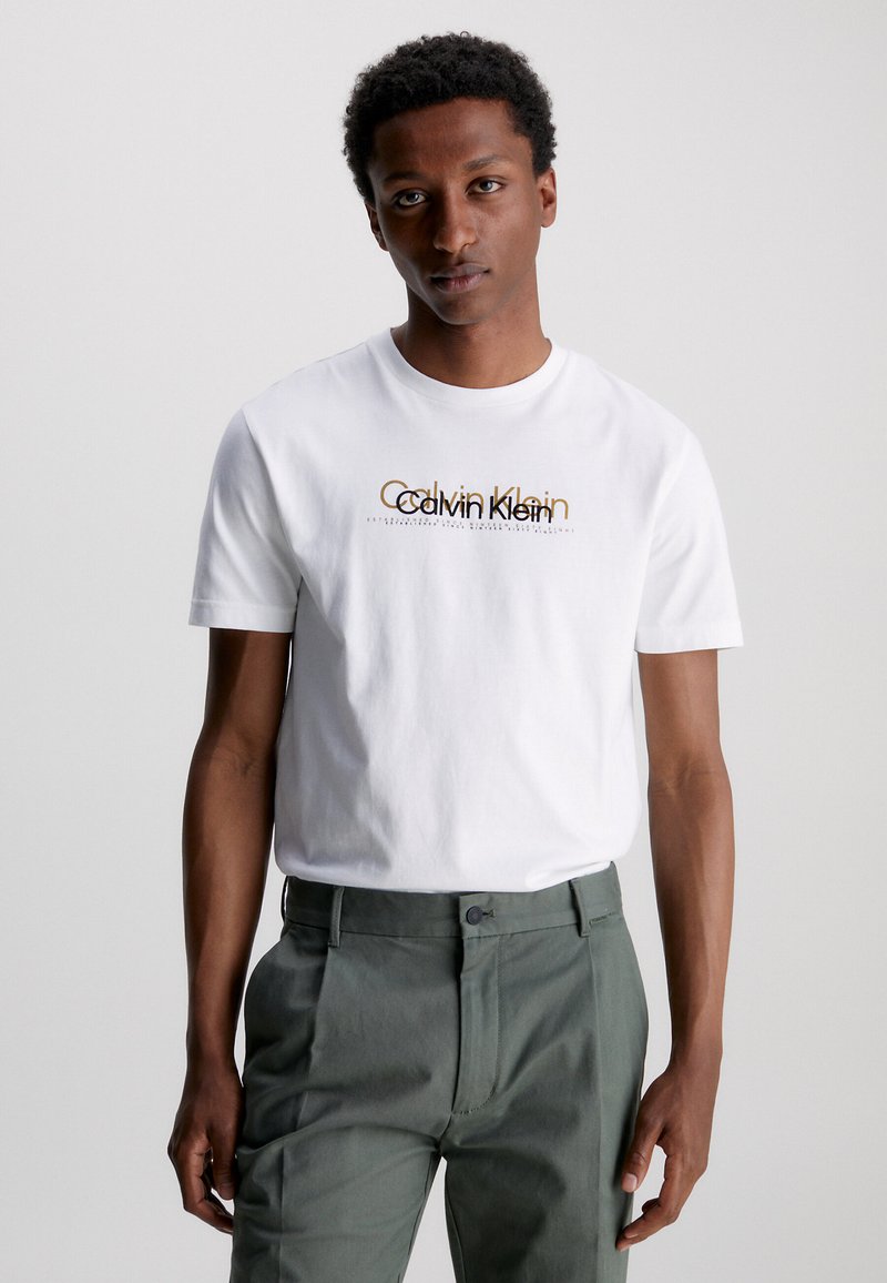 Calvin Klein DOUBLE FLOCK LOGO - T-Shirt print - bright white/weiß ...