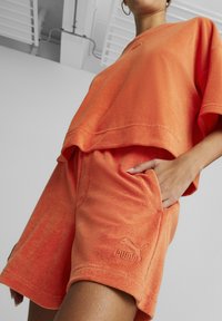 Puma CLASSICS - Shorts - chili powder/naranja - Zalando.es