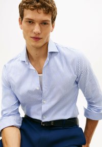 Tommy Hilfiger SMART CASUAL ITHACA STRIPE - Overhemd - blue bell ...