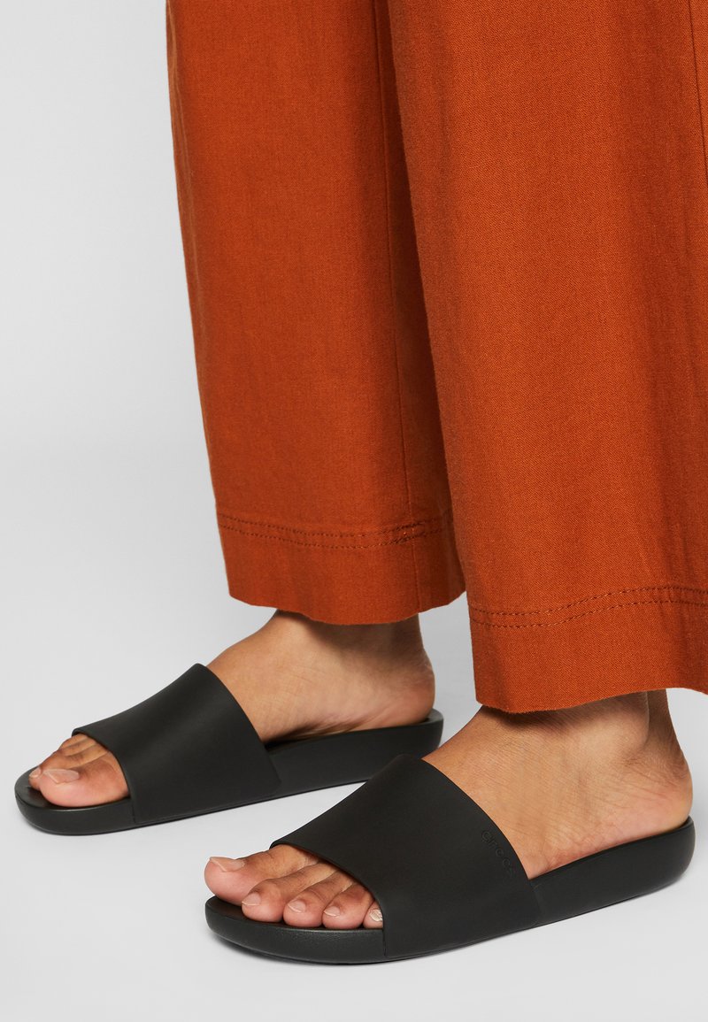 Crocs SPLASH SLIDE - Pool slides - black/metallic black - Zalando