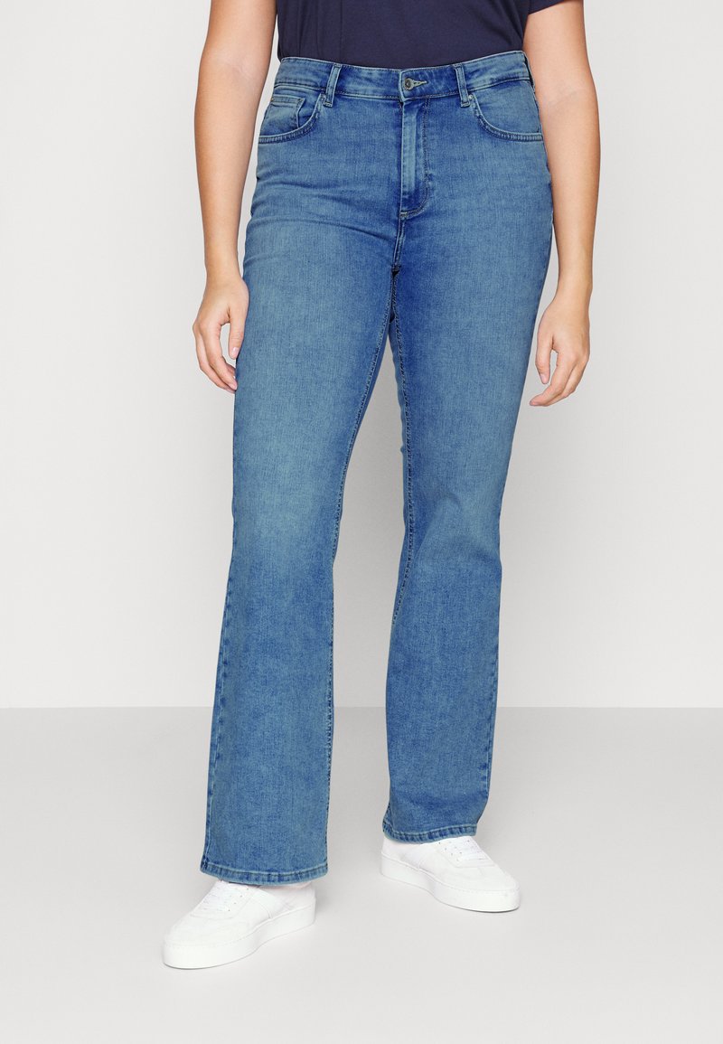 ONLY Curve ONCBLUSH FLARED - Bootcut-farkut - light blue denim ...