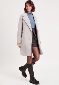 Cache Cache GERADER MIT GÜRTEL - Klassischer Mantel - gris clair ...