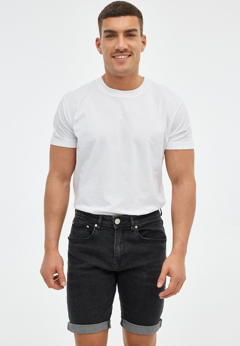 INSIDE BAJO VUELTA - Shorts vaqueros - black/negro - Zalando.es