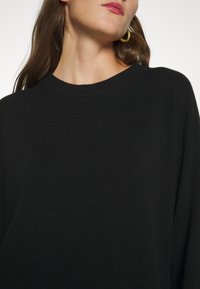 Zign Studio RESPONSIBLE WOOL & RECYCLED. CASHMERE CREW NECK SWEATER ...
