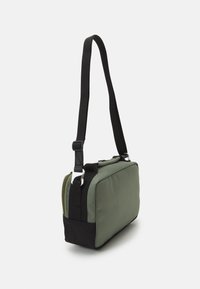 Sandqvist OLOF UNISEX - Umhängetasche - multi clover green/grün ...