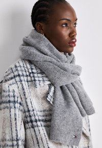 Tommy Hilfiger ESSENTIAL FLAG FUZZY SCARF - Schal - mid grey melange/grau - Zalando.de