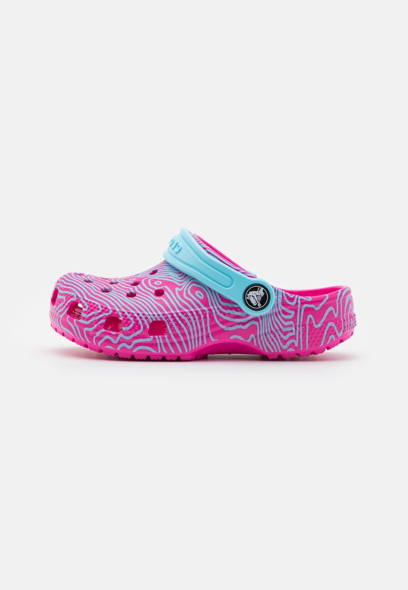 Crocs CLASSIC TOPOGRAPHIC - Mules - juice/multi-coloured/pink - Zalando ...