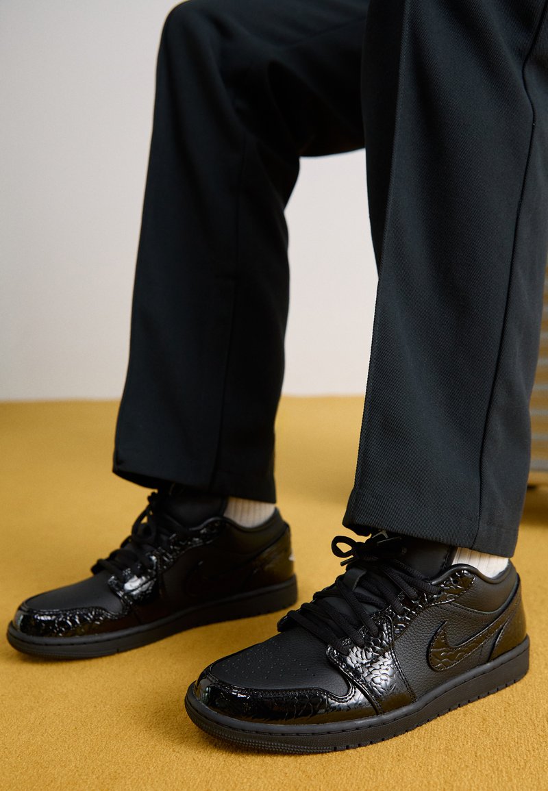 Jordan AIR JORDAN 1 LOW SE - Sneakers basse - black/white/metallic ...