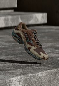 Mizuno Sportstyle WAVE RIDER10 UNISEX - Trainers - chicory coffee ...