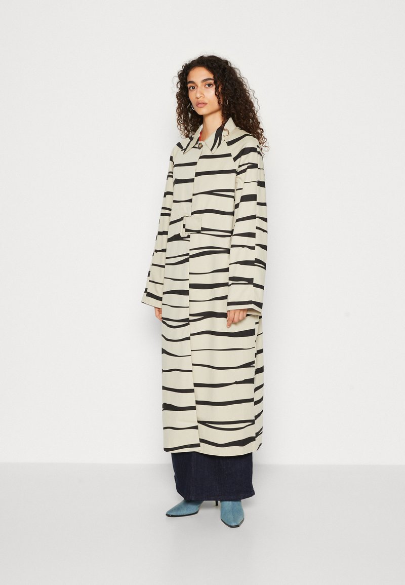 NA-KD JOSEFINE BUCKLE COAT - Klasikinis paltas - off white/black/beveik balta - Zalando.lt