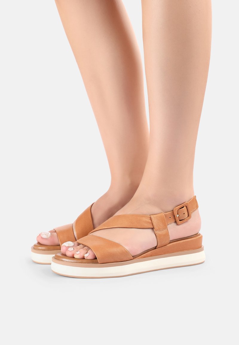Inuovo Sandály Na Klínu Coconut Ccn Světle Hnědá Zalando Cz
