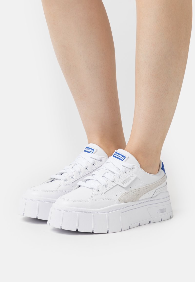 Puma MAYZE STACK - Trainers - white/royal sapphire/white - Zalando