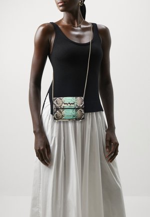 Guess BECCI MIT PRINT IN PYTHON-OPTIK - Sac bandoulière - hellblau/bleu ...