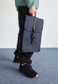Rains BACKPACK MINI UNISEX - Sac à dos - navy/bleu - ZALANDO.FR