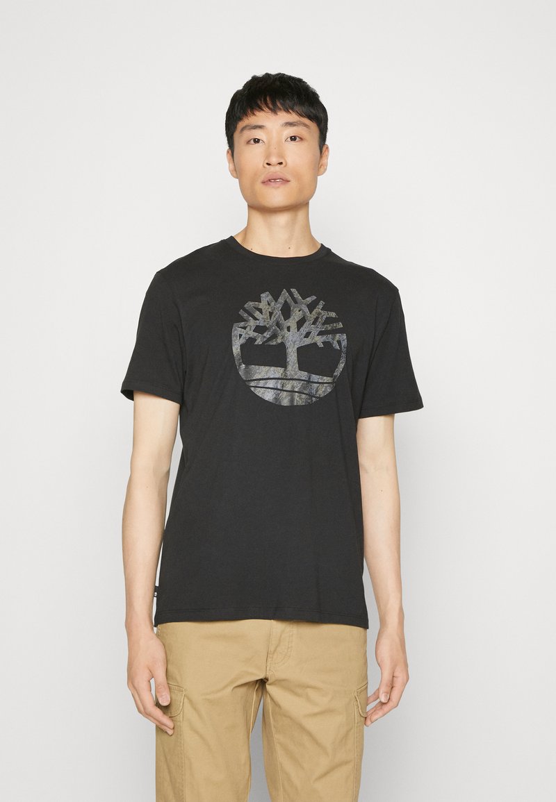 Timberland SEASONAL CAMO TREE LOGO - Camiseta estampada - black/negro ...
