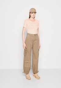 Mads Nørgaard STRIPE TRINE TEE - T-Shirt print - diva pink/pink ...