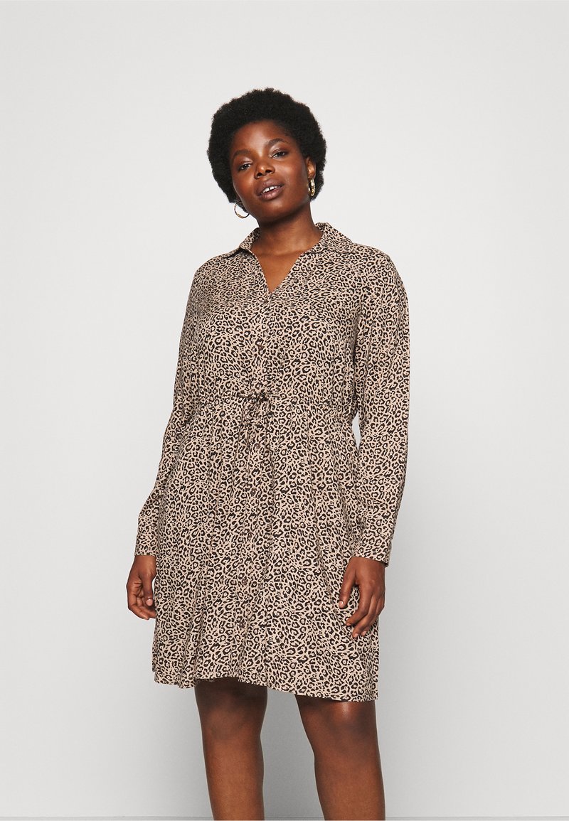 Pieces Curve PCNOVA TIE DRESS - Abito a camicia - silver mink/beige ...