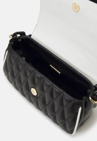 Versace Jeans Couture RANGE LOGO LOOP BAG - Sac à main - black/white ...