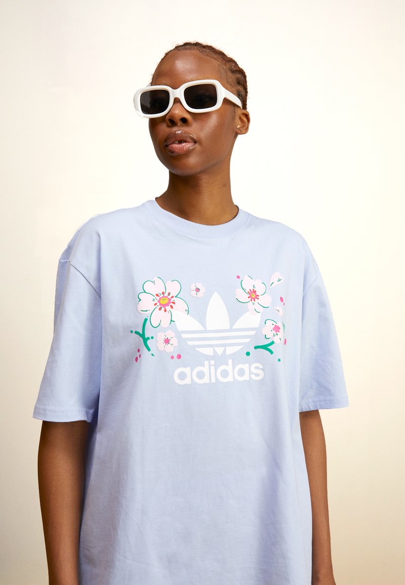 adidas Originals OVERSIZED TEE - T-shirt print - blue dawn/blauw ...