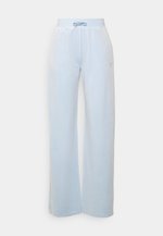 Guess COUTURE STRAIGHT LON - Jogginghose - baby lightblue/hellblau ...