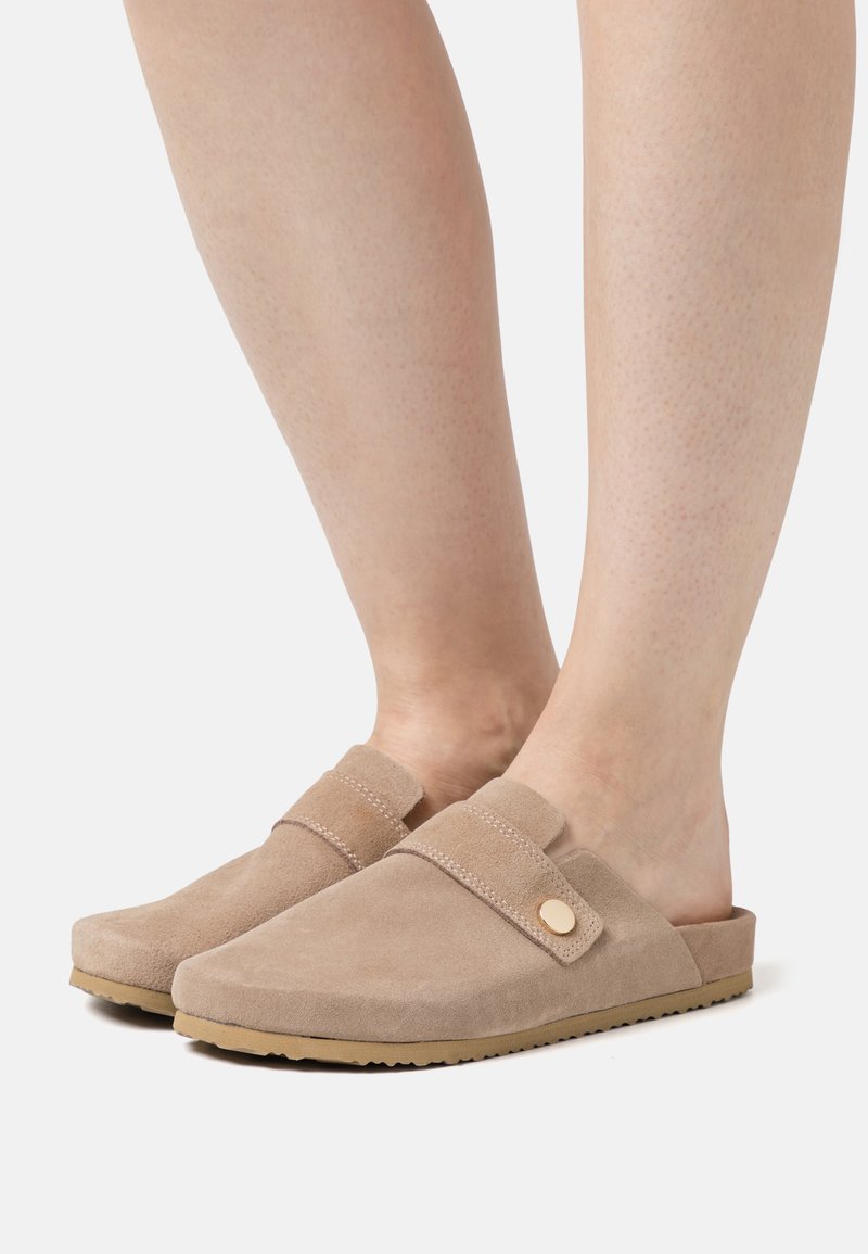 Marks & Spencer STUDDED - Clogs - sand/beige - Zalando.nl
