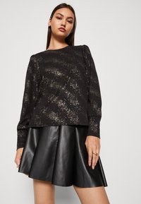 ONLY ONLPELLA FOIL PUFF - T-shirt à manches longues - black/gold/noir ...