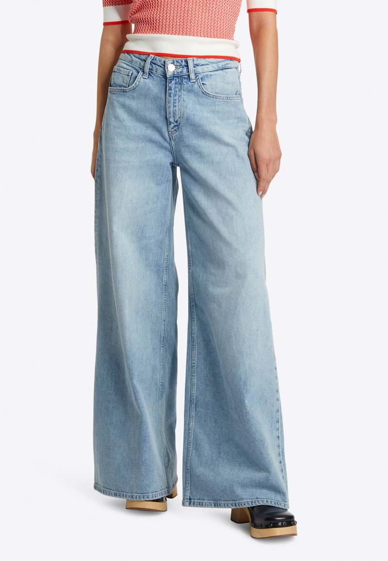 Rich & Royal WEITE DIRTY - Flared Jeans - denim blue/blue denim ...